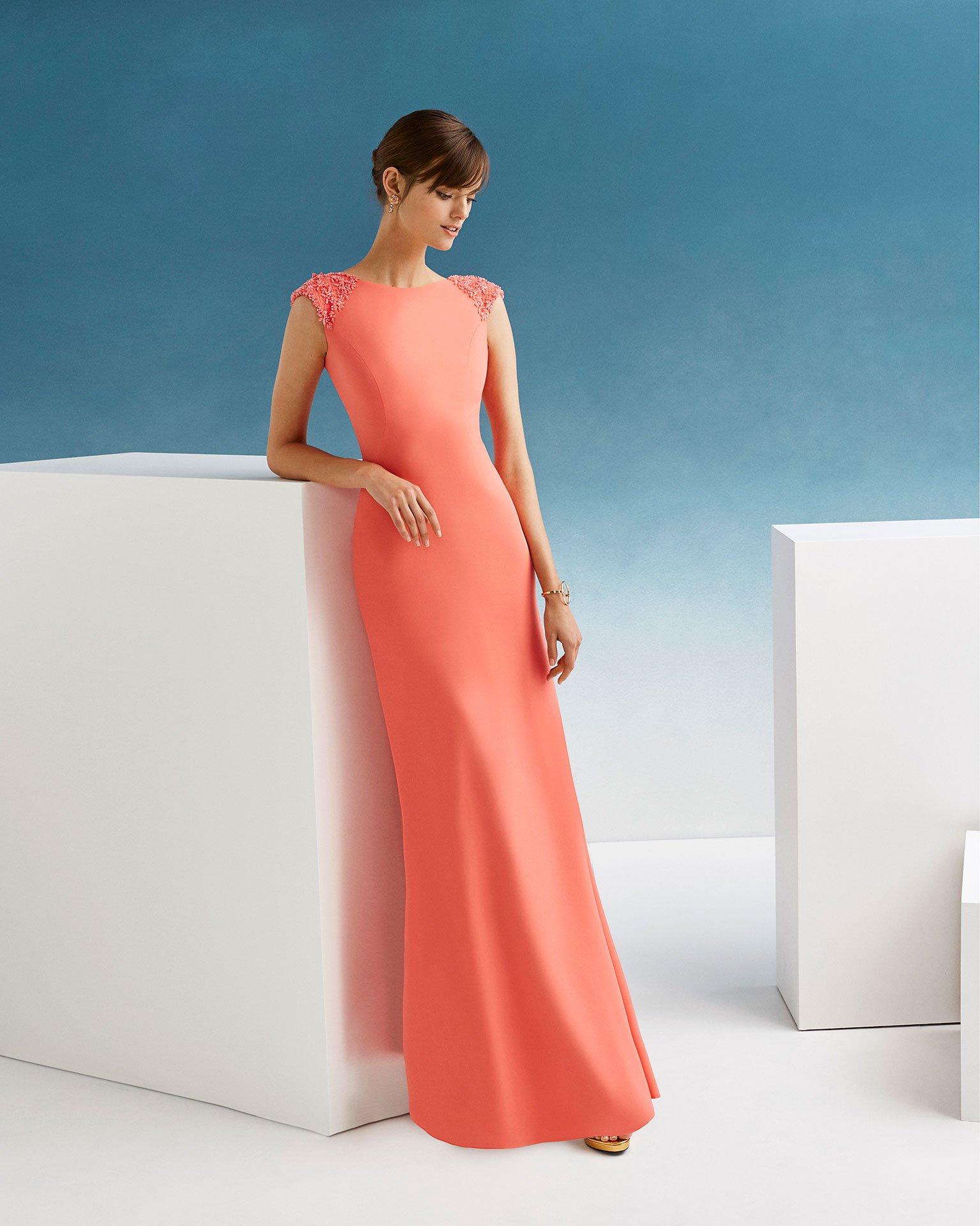 20 looks de invitada en el color del año 2019: Living Coral