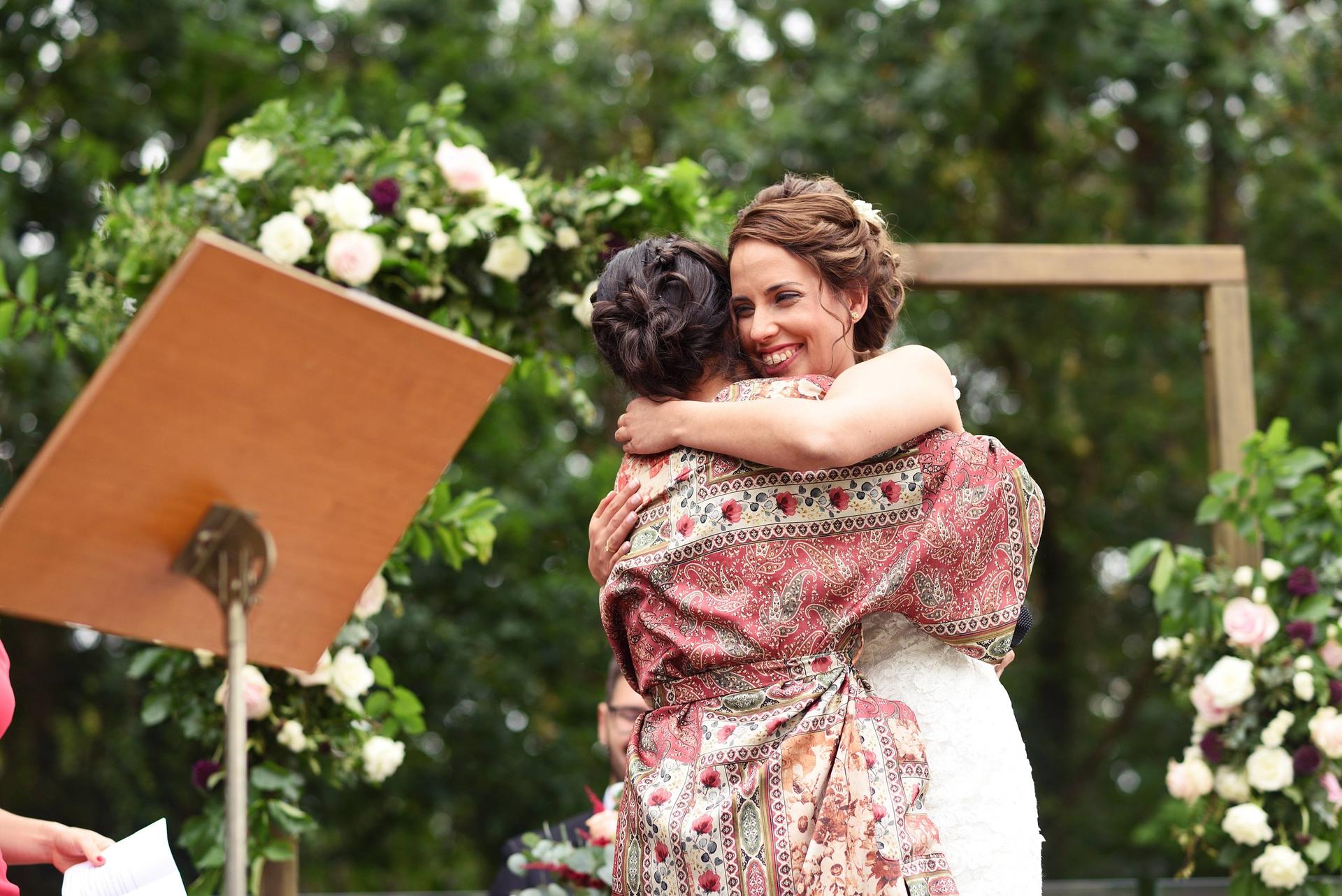 70 imágenes de abrazos bonitos que protagonizarán vuestra boda